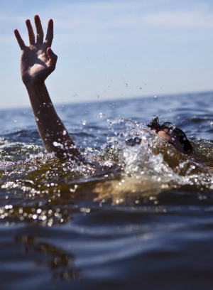 Italian teenager miraculously survives being stuck underwater for 42 ...