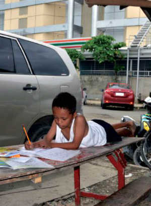 Inspiring story of a homeless nine-year-old Filipino boy who does his ...