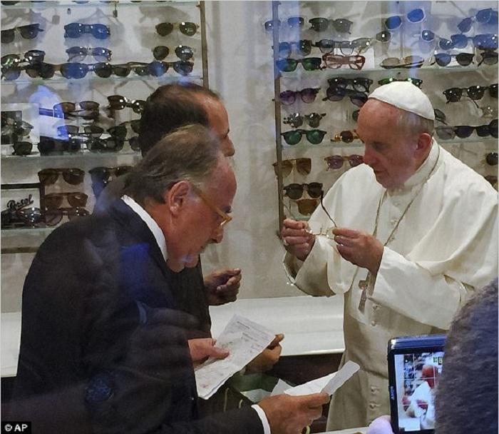 Pope Francis' surprise visit to Rome eye glass store causes mob ...