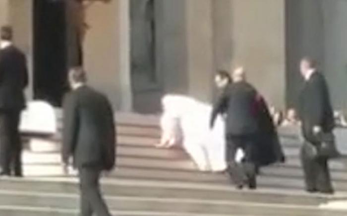Pope Francis takes a scary tumble in St. Peter's Square - Is he working ...